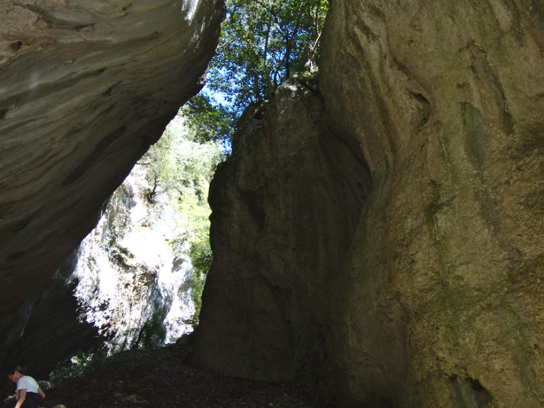 Wandelen onder een overhangende rots - Ecco Le Marche