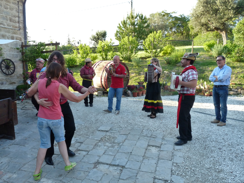 Saltarello, the traditional folk dance of Le Marche - Ecco Le Marche