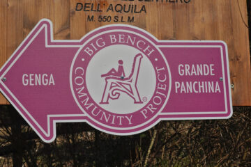 De reuzebank in Genga of Lilliputter in Gullivers land… - Ecco Le Marche